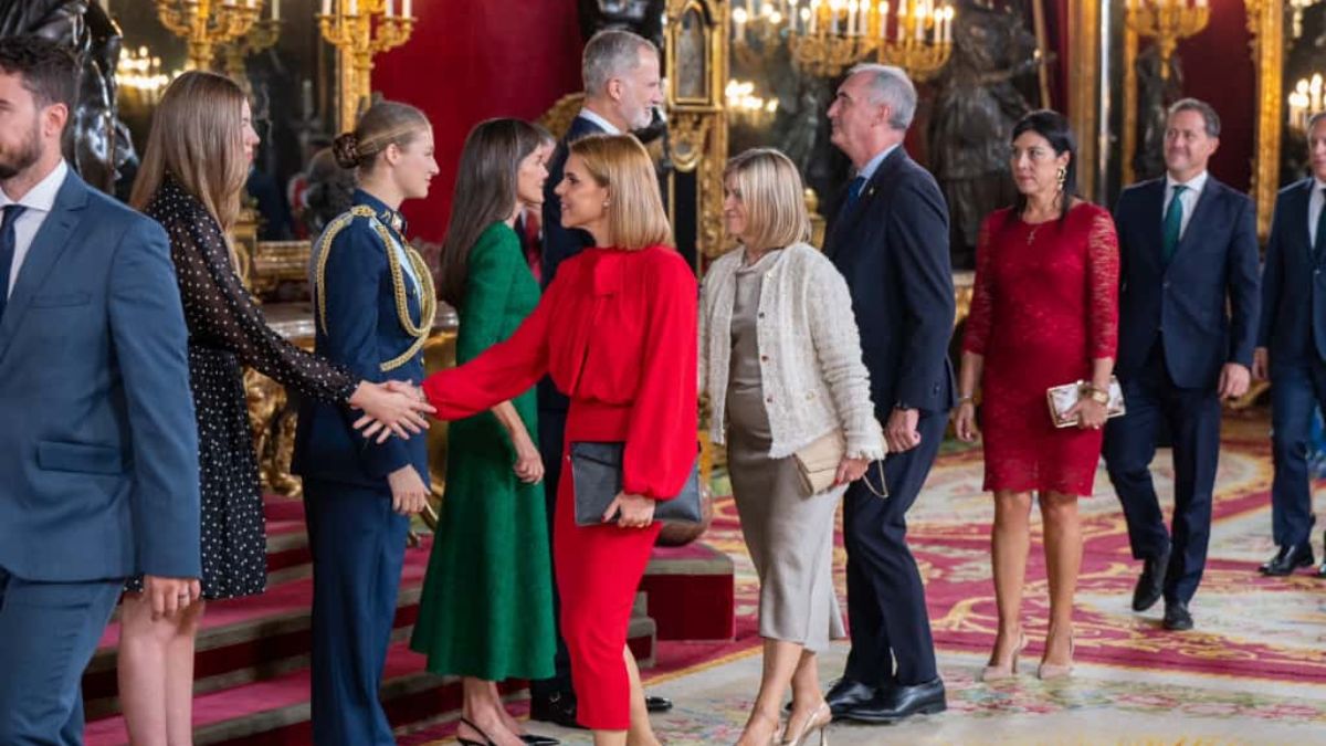 La alcaldesa de Alcalá, Judith Piquet, saluda a los Reyes en el Palacio ...