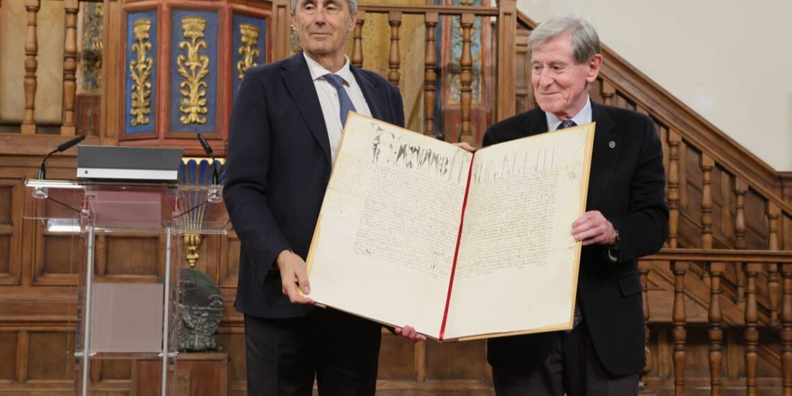 El rector de la UAH entrega a la Sociedad de Condueños una copia ...